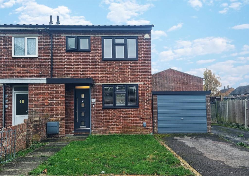 Oxford Road, Romford RM3 3 bed semi-detached house for sale - £440,000