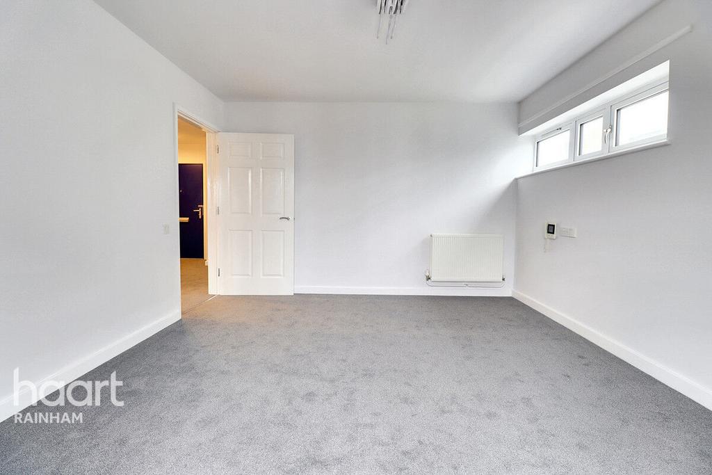 Sunflower Court, Rainham, RM13 8GE 1 bed apartment - £230,000