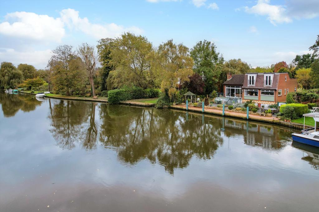 Hamm Court, Weybridge, Surrey, KT13 2 bed detached house - £1,250,000