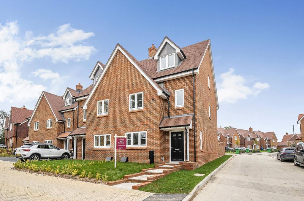 Draper Road, Wickham, Hampshire, PO17 4 bed semi-detached house for ...