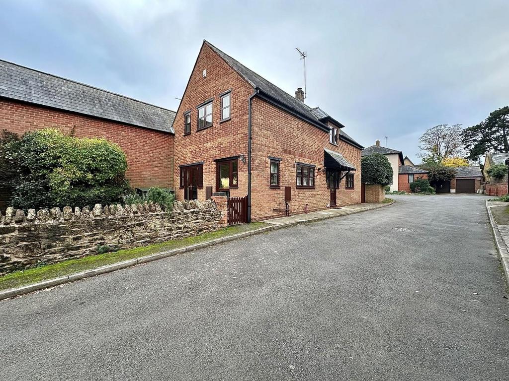 Barn Mews, Collingtree, Northampton NN4 4 bed link detached house for ...