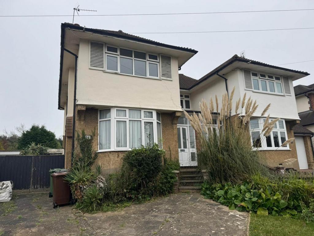 Willow Way, Radlett 3 bed semi-detached house - £2,500 pcm (£577 pw)