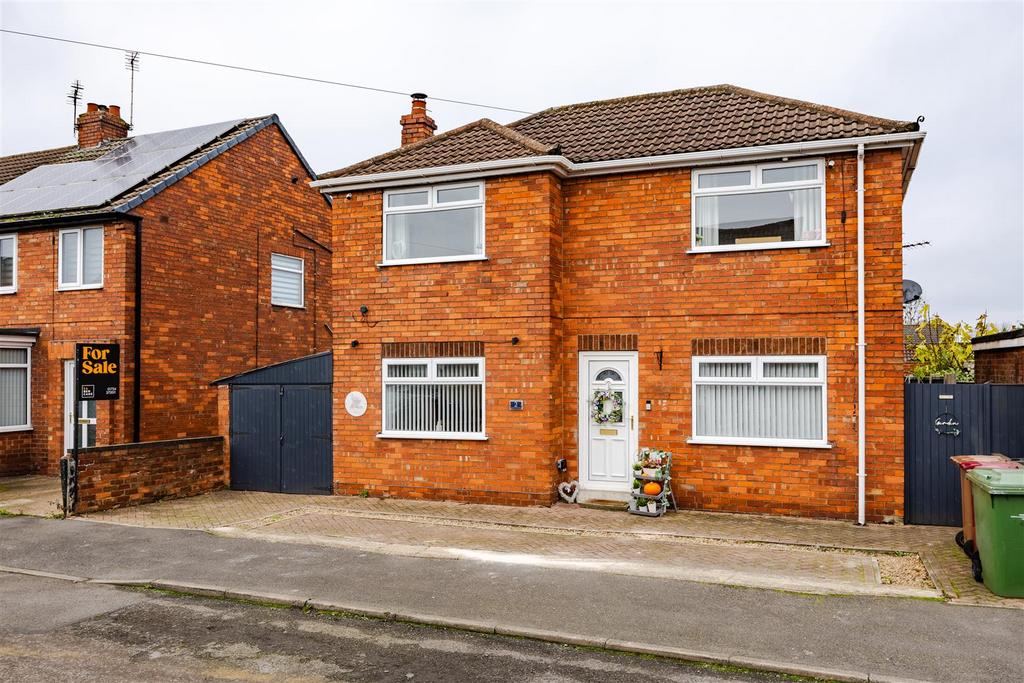 Woollin Avenue, Scunthorpe 3 bed detached house - £189,950