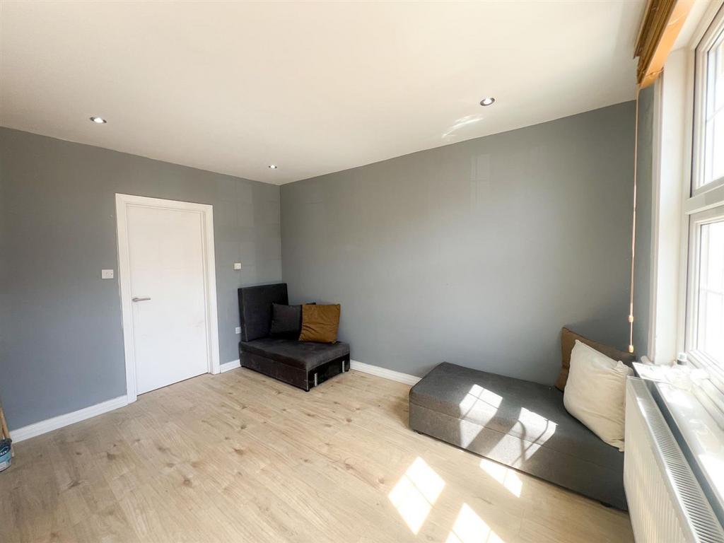 Norfolk Road, Ilford, IG3 2 bed detached house - £1,750 pcm (£404 pw)