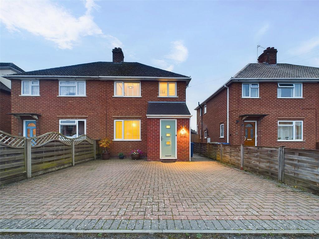 Orchard Way, Churchdown, Gloucester... 3 bed semi-detached house - £300,000