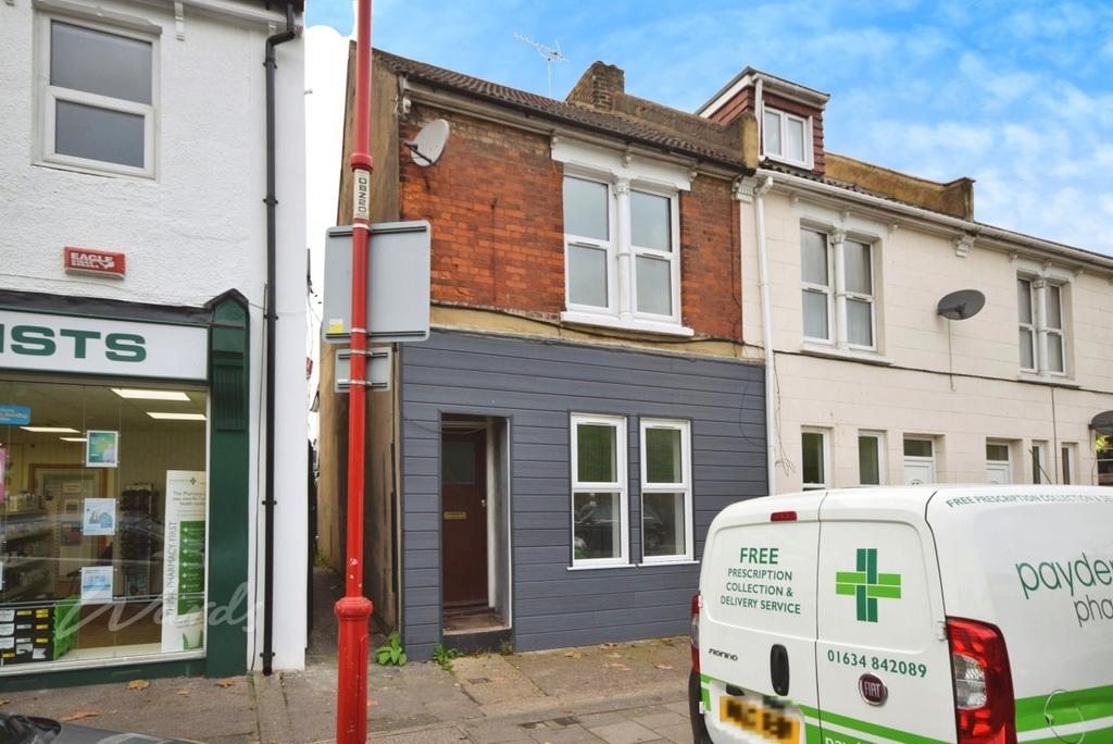 Delce Road Rochester ME1 3 bed end of terrace house - £1,300 pcm (£300 pw)