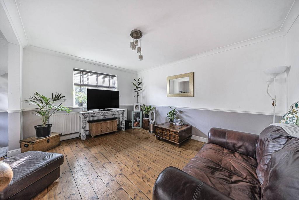 Robin Grove, Brentford, TW8 3 bed semi-detached house - £700,000