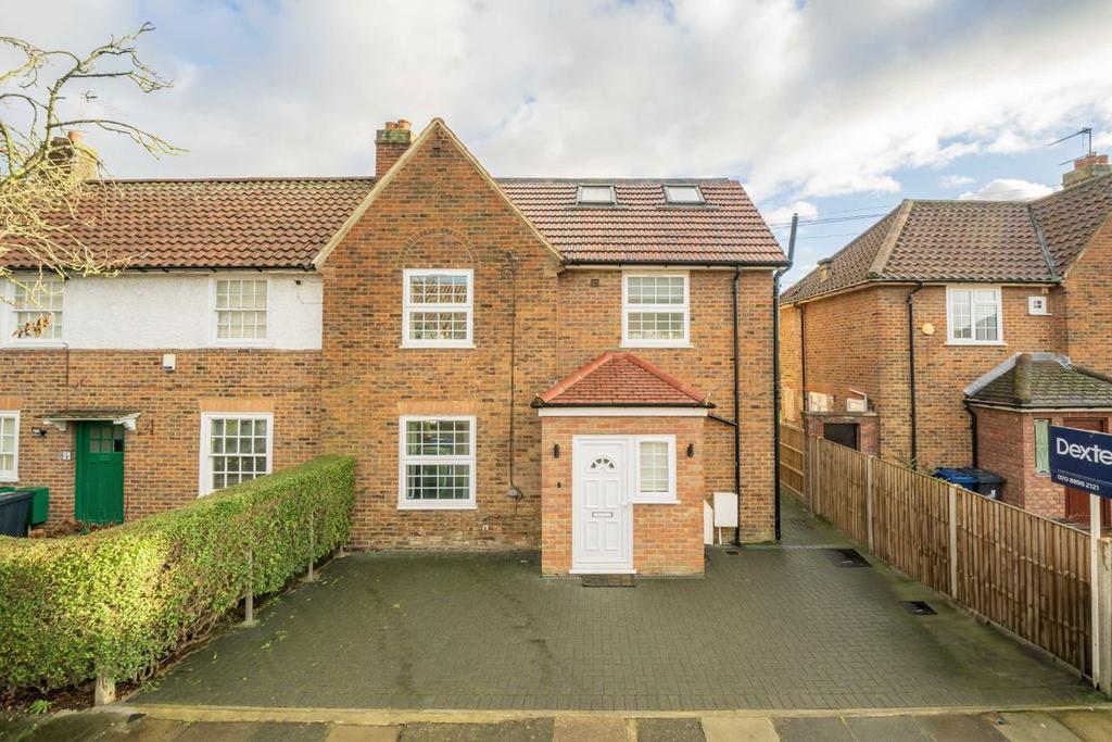 Saxon Drive, London W3 3 bed flat - £2,648 pcm (£611 pw)