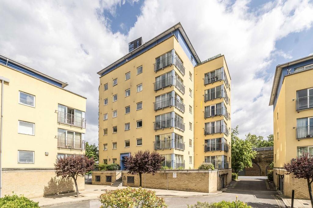 Premiere Place, London E14 2 bed flat - £400,000