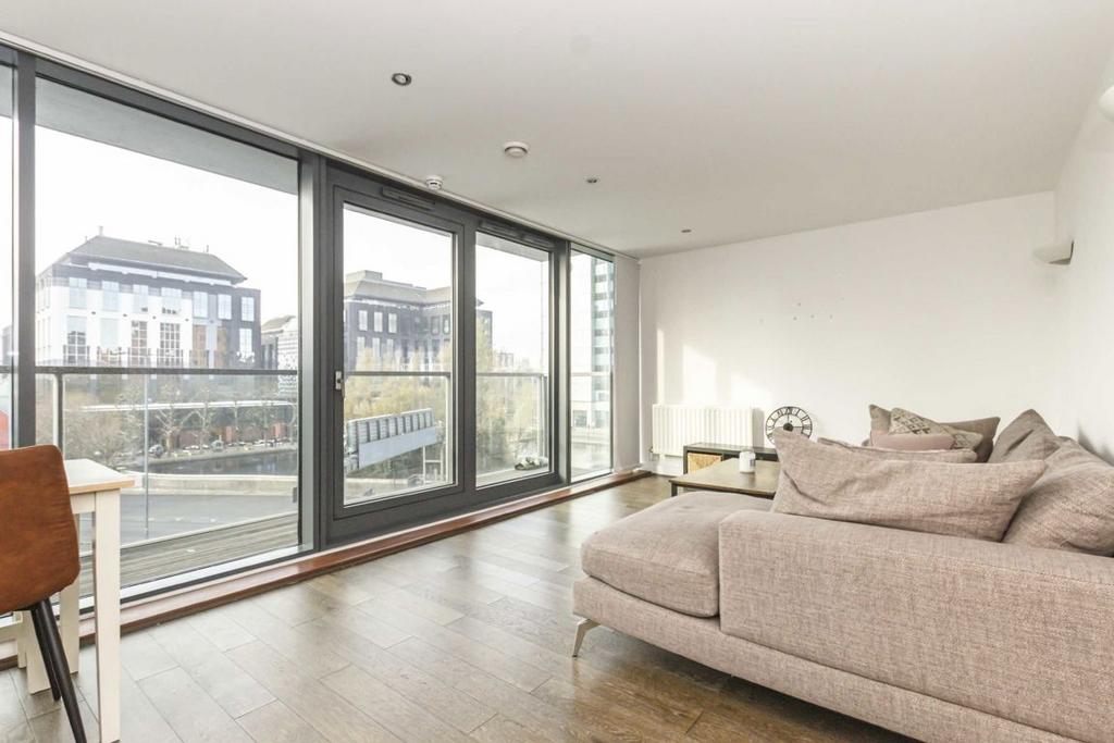 Blackwall Way, London E14 2 bed flat - £2,448 pcm (£565 pw)