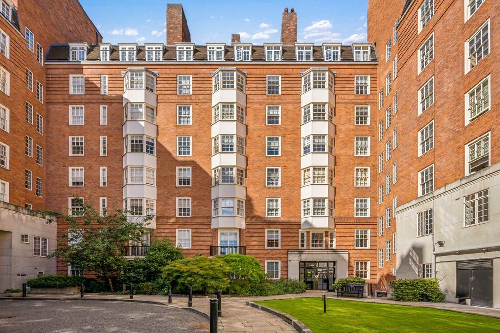 Whiteheads Grove, London SW3 1 bed flat - £600,000