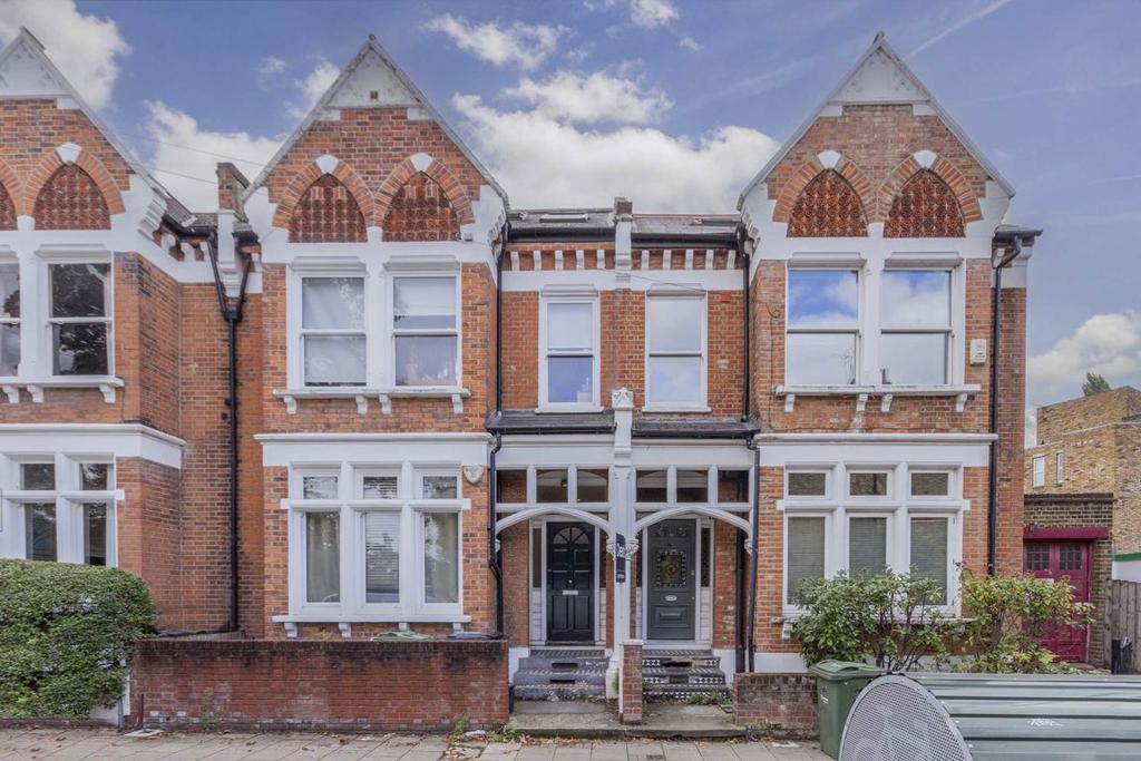 Arodene Road, London SW2 3 bed flat - £3,100 pcm (£715 pw)