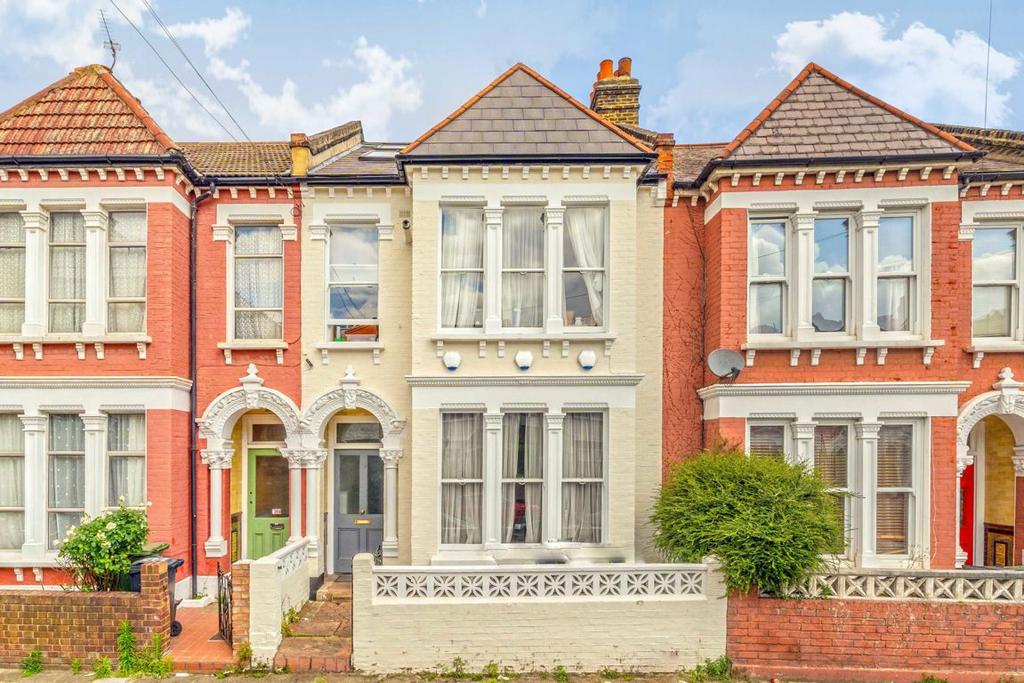 Voltaire Road, London SW4 2 bed flat - £2,400 pcm (£554 pw)