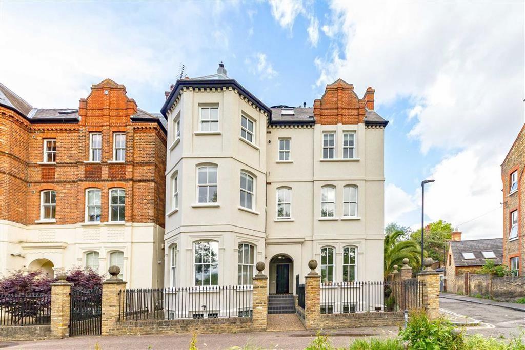 Windmill Drive, London SW4 2 bed flat - £625,000