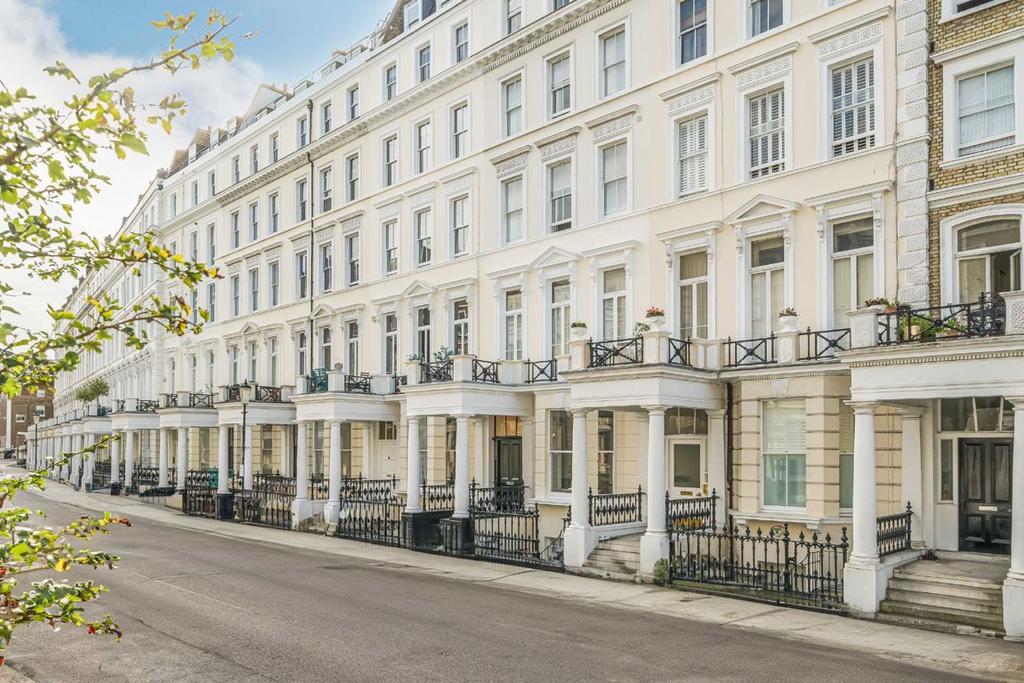 Lexham Gardens, London W8 2 bed flat - £4,749 pcm (£1,096 pw)