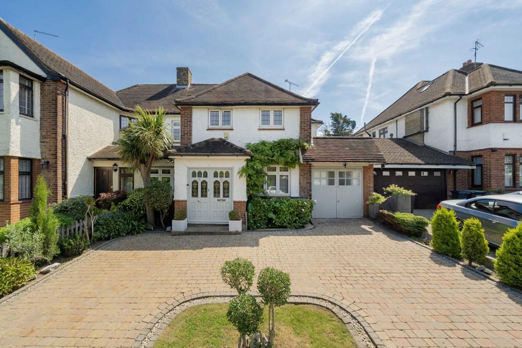 The Ridgeway, London N14 5 bed semi-detached house - £1,625,000