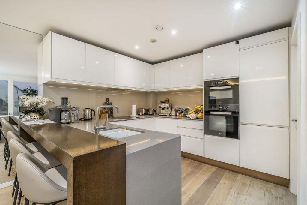 Farm Lane, London SW6 2 bed maisonette - £5,200 pcm (£1,200 pw)