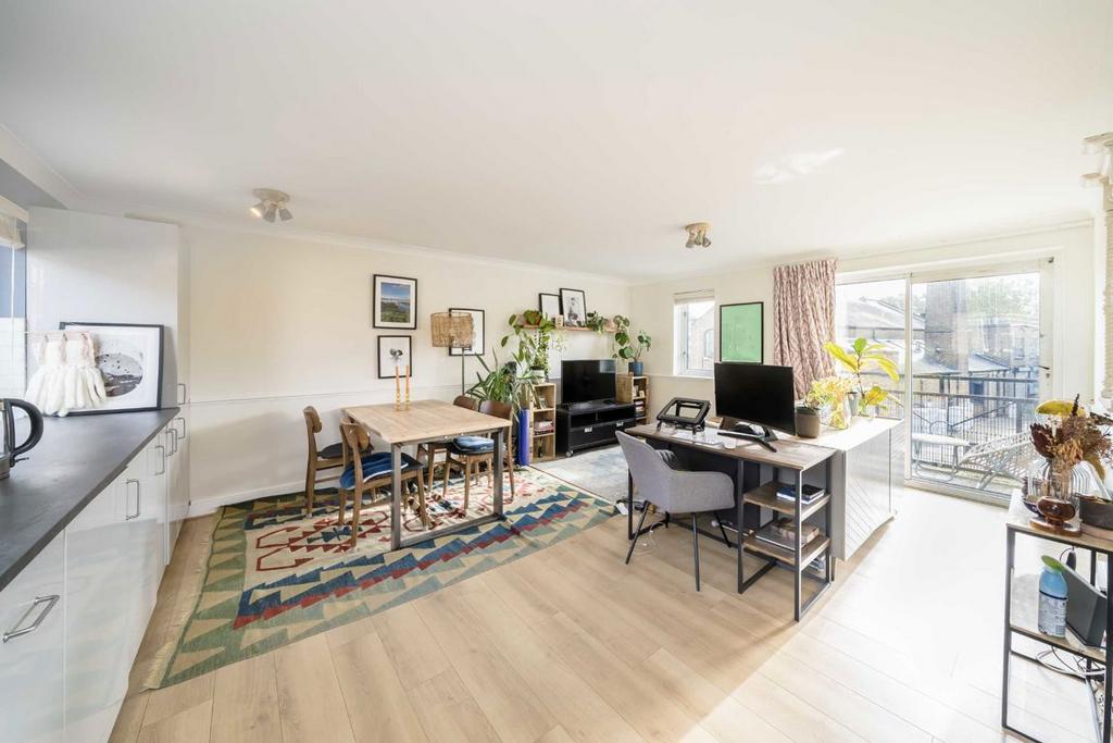 Royal Victor Place, London E3 1 bed flat - £2,496 pcm (£576 pw)