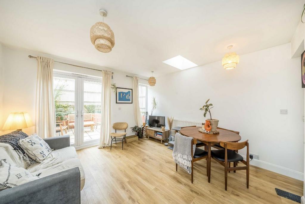 Wastdale Road, London SE23 2 bed flat for sale - £375,000