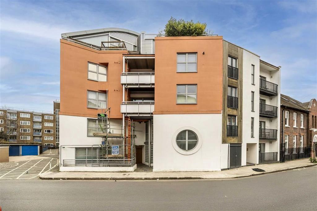 Decima Street, London SE1 3 bed flat - £425,000