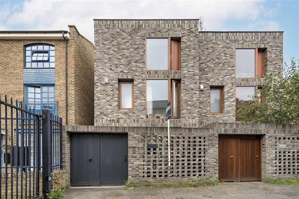 Hatcham Park Mews, London SE14 4 bed house - £1,100,000