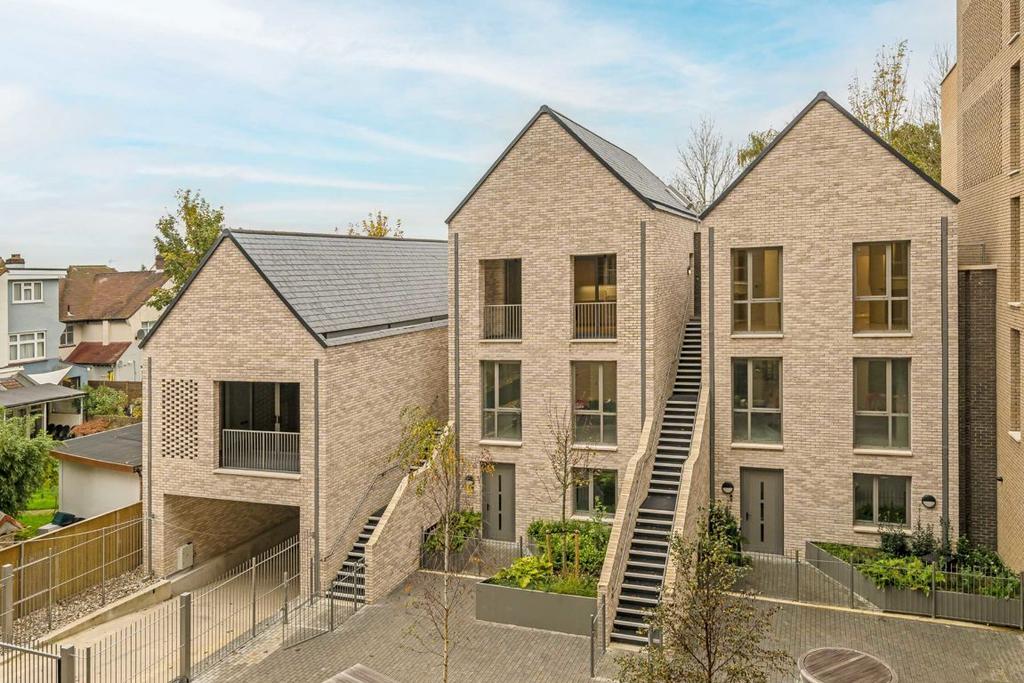 Coombe Road, New Malden KT3 2 bed flat - £785,000