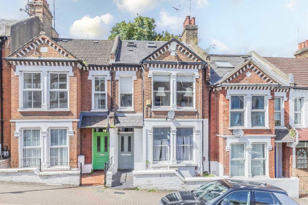 Dorothy Road, London SW11 2 bed flat - £650,000