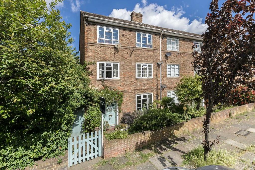 Athenlay Road, London SE15 3 bed flat - £575,000