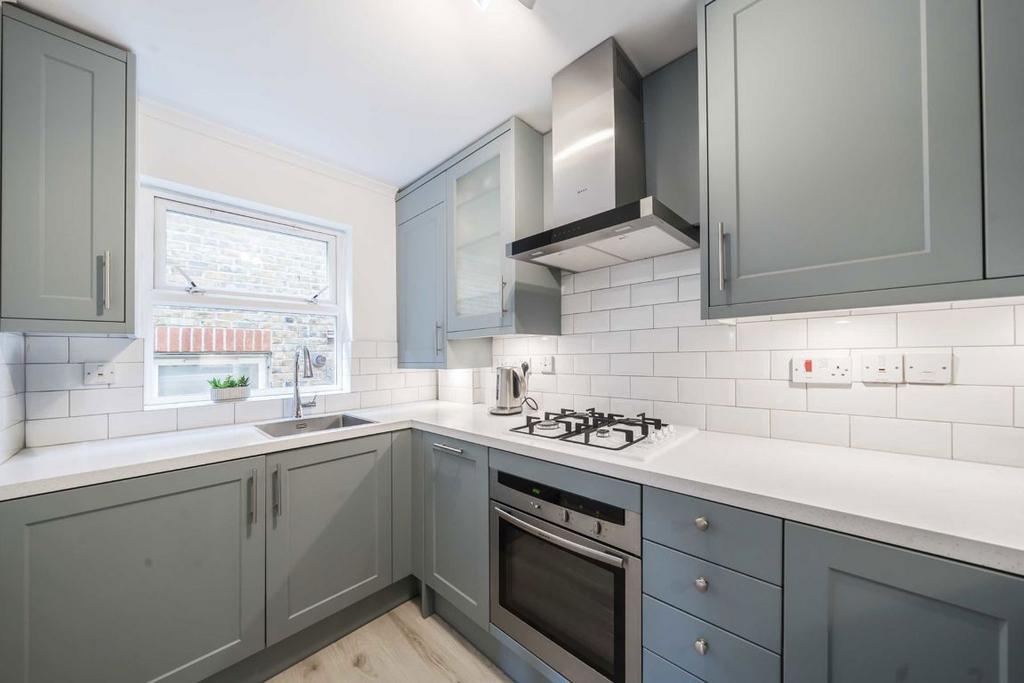 Clockhouse Place, London SW15 2 bed flat - £575,000