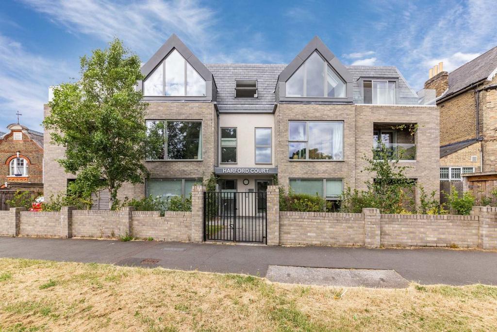 Palace Road, London SW2 3 bed flat for sale - £550,000