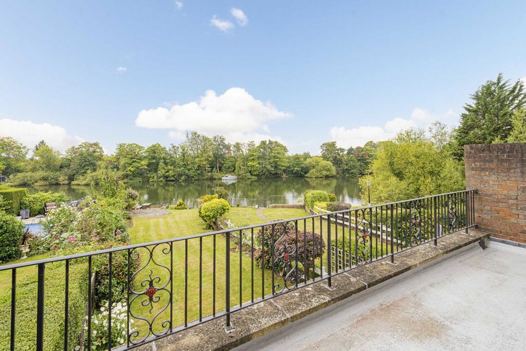 Lower Hampton Road, Sunbury-On-Thames... 3 bed terraced house - £1,250,000