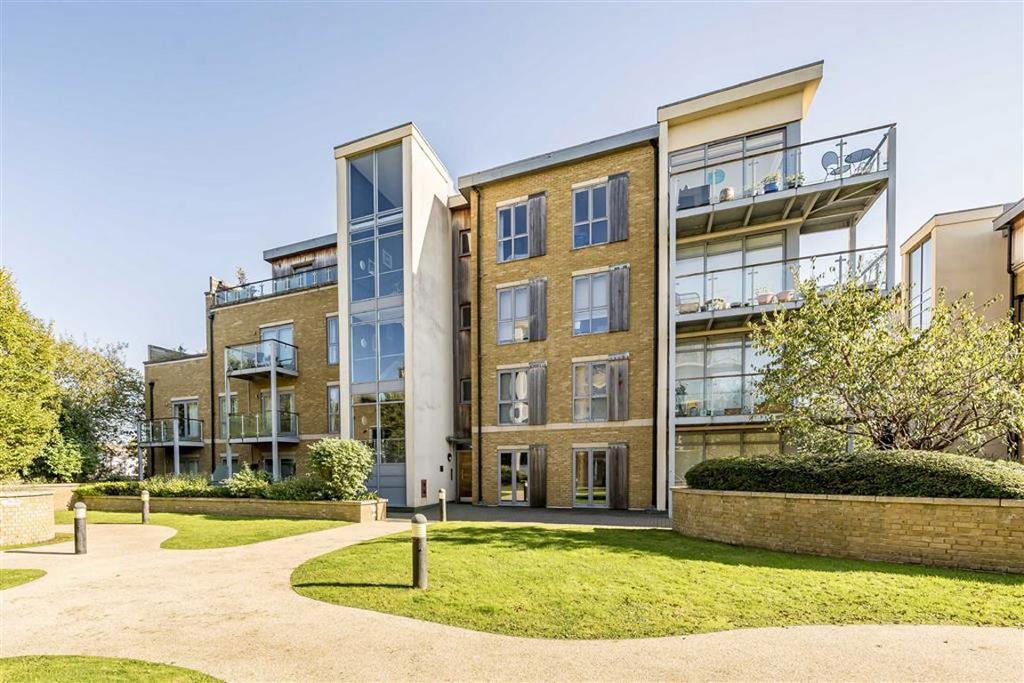 Blagrove Road, Teddington TW11 2 bed flat - £2,795 pcm (£645 pw)