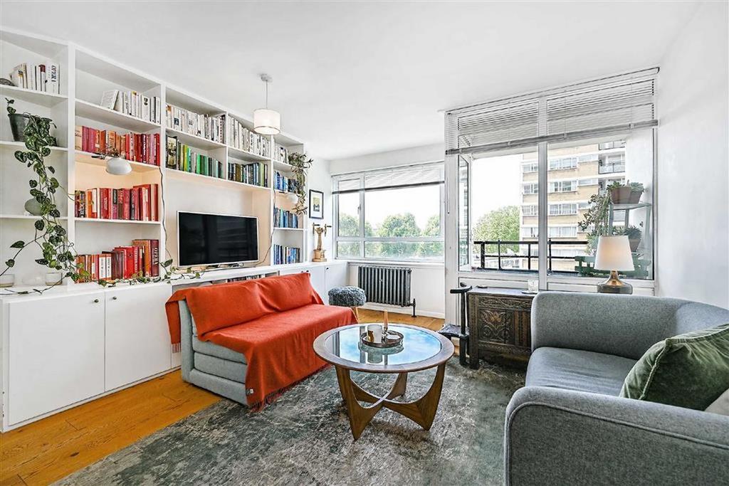 Churchill Gardens, London SW1V 2 bed flat - £475,000