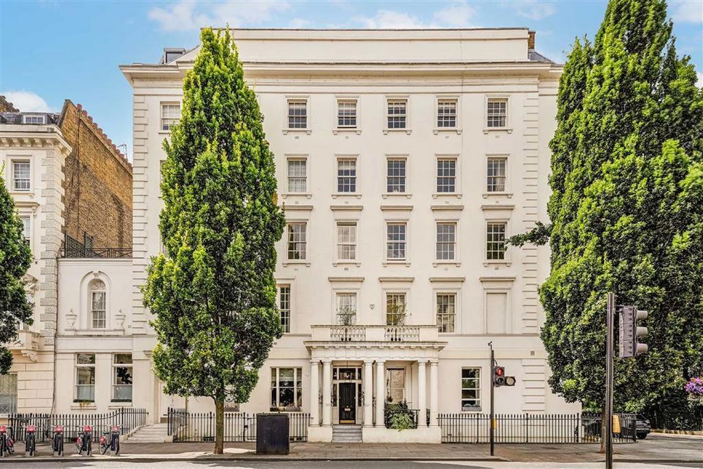 Warwick Square, London SW1V 1 bed flat - £850,000