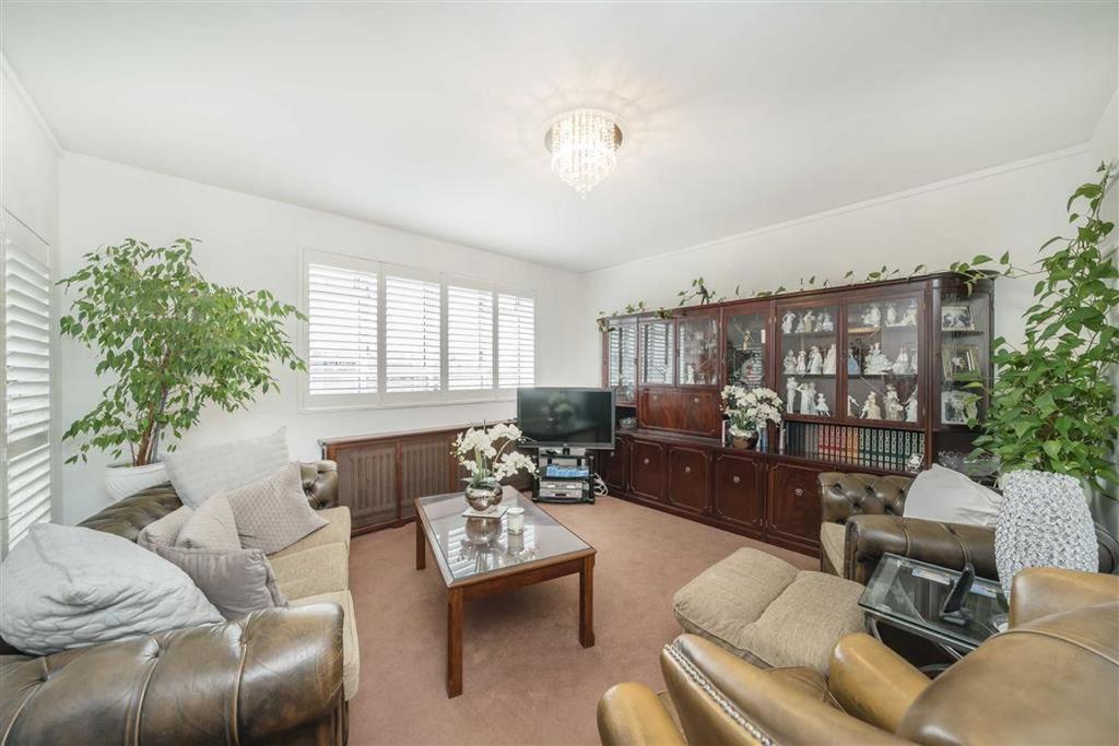 Churchill Gardens, London SW1V 3 bed flat for sale - £550,000
