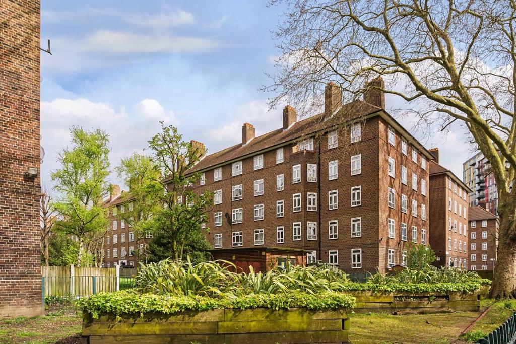 Homerton Road, London E9 4 bed flat - £450,000