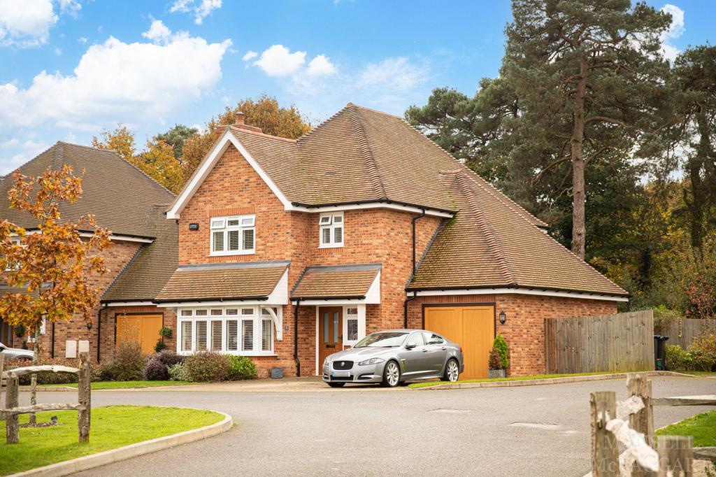 Oaklands Drive, Crawley RH10 3 bed detached house - £650,000