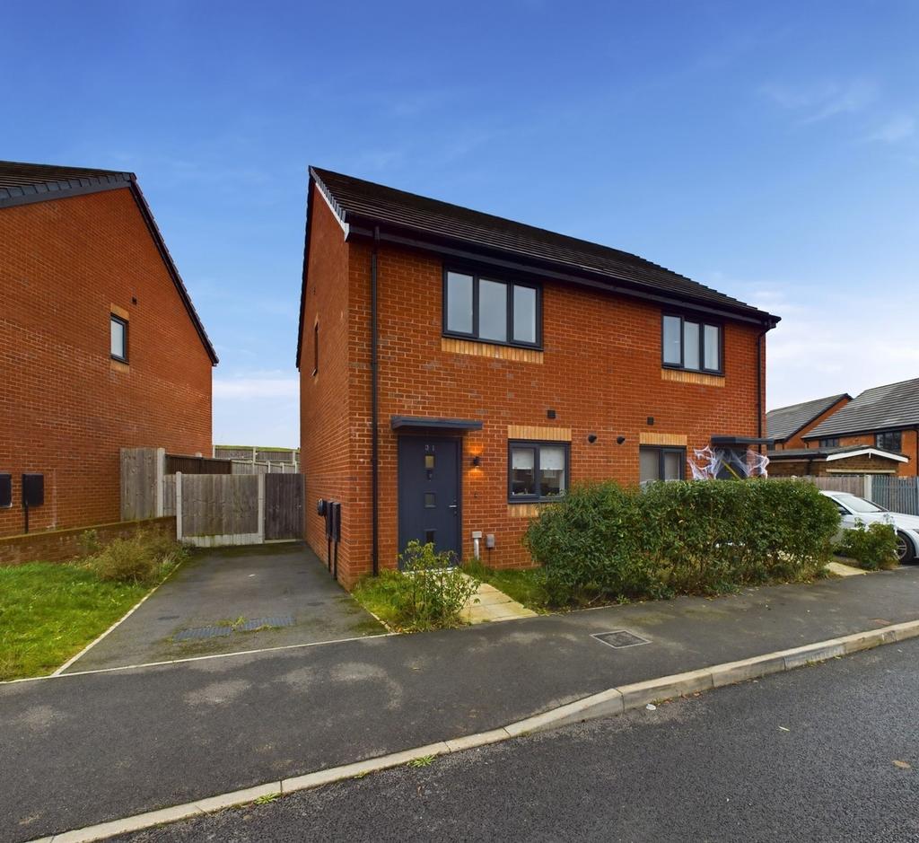 Toll Gate Close, Manchester M29 2 bed semi-detached house - £170,000