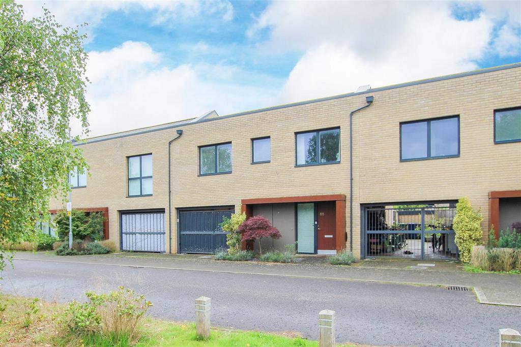 Glebe Farm Drive, Cambridge CB2 3 bed house - £2,400 pcm (£554 pw)