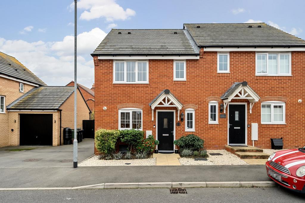 Sparrow Gardens, Lower Stondon, SG16 3 bed semi-detached house - £375,000