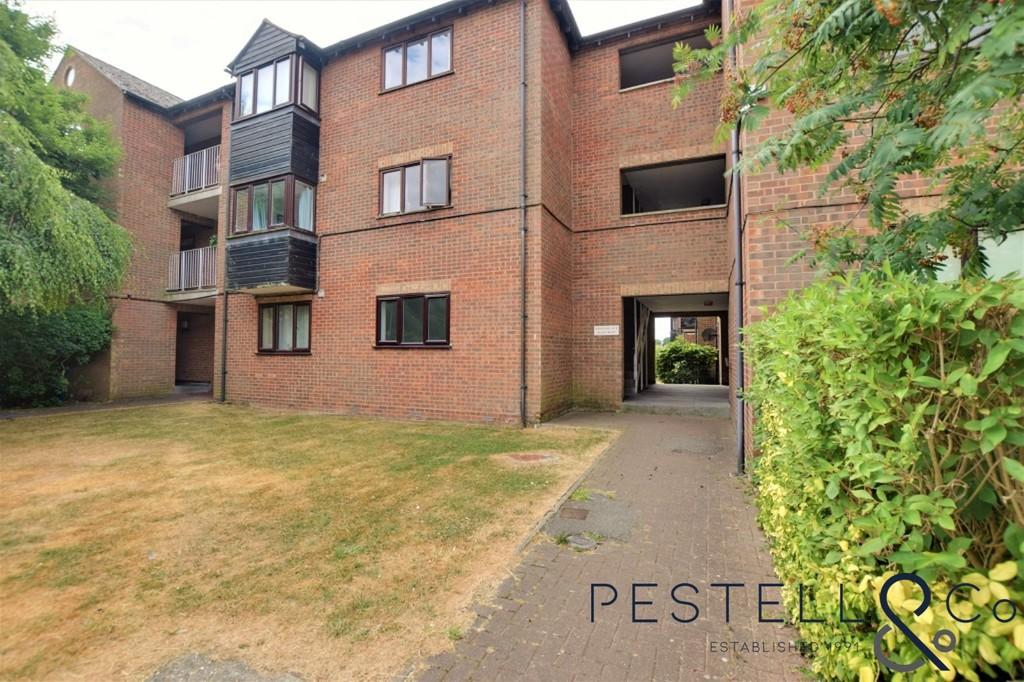 Granary Court, Great Dunmow 2 bed apartment - £175,000