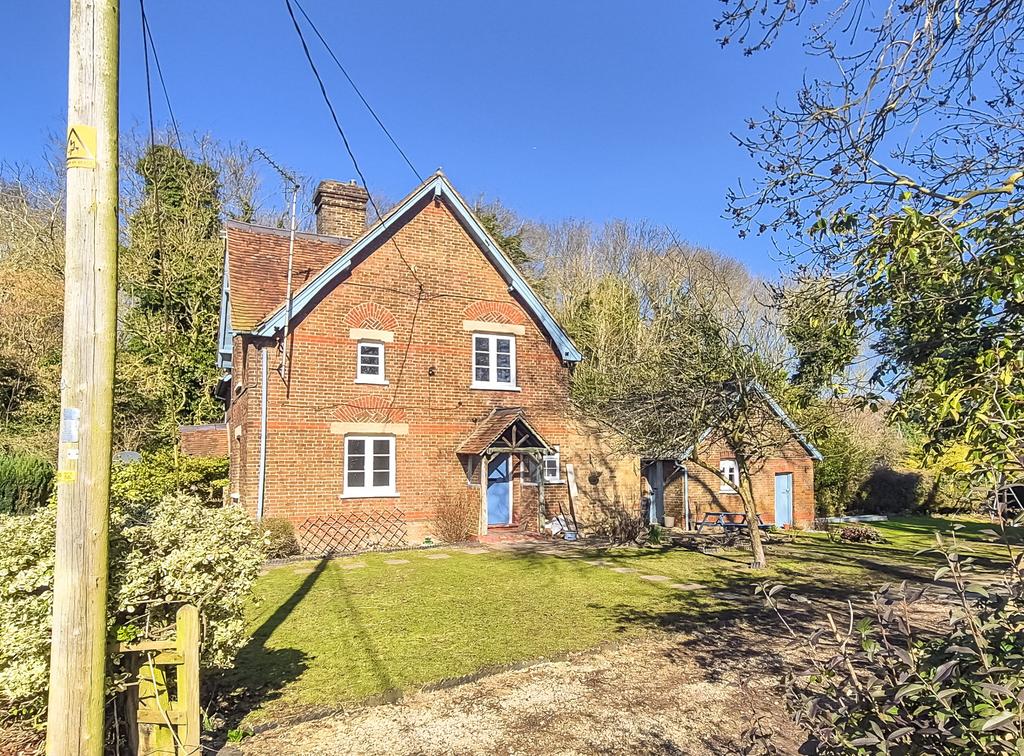 Sheering Hall Drive, Old Harlow CM17 3 bed cottage - £1,800 pcm (£415 pw)