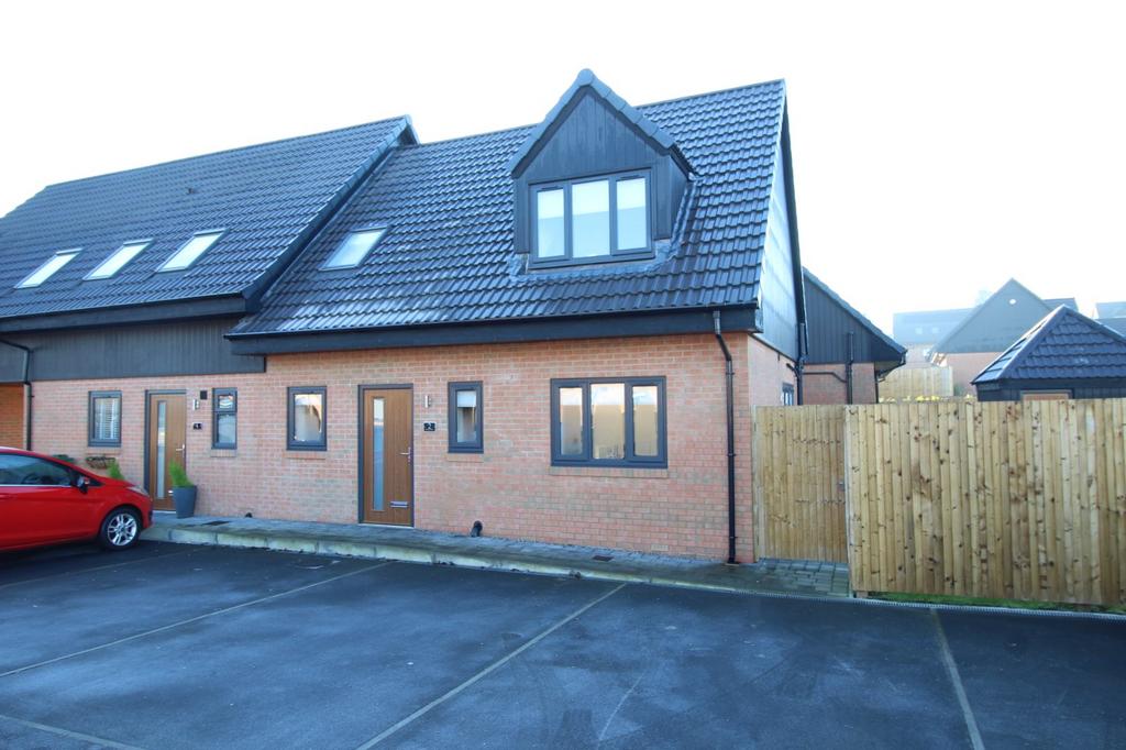Pottery Place, Leeds LS26 3 bed semi-detached house - £1,200 pcm (£277 pw)
