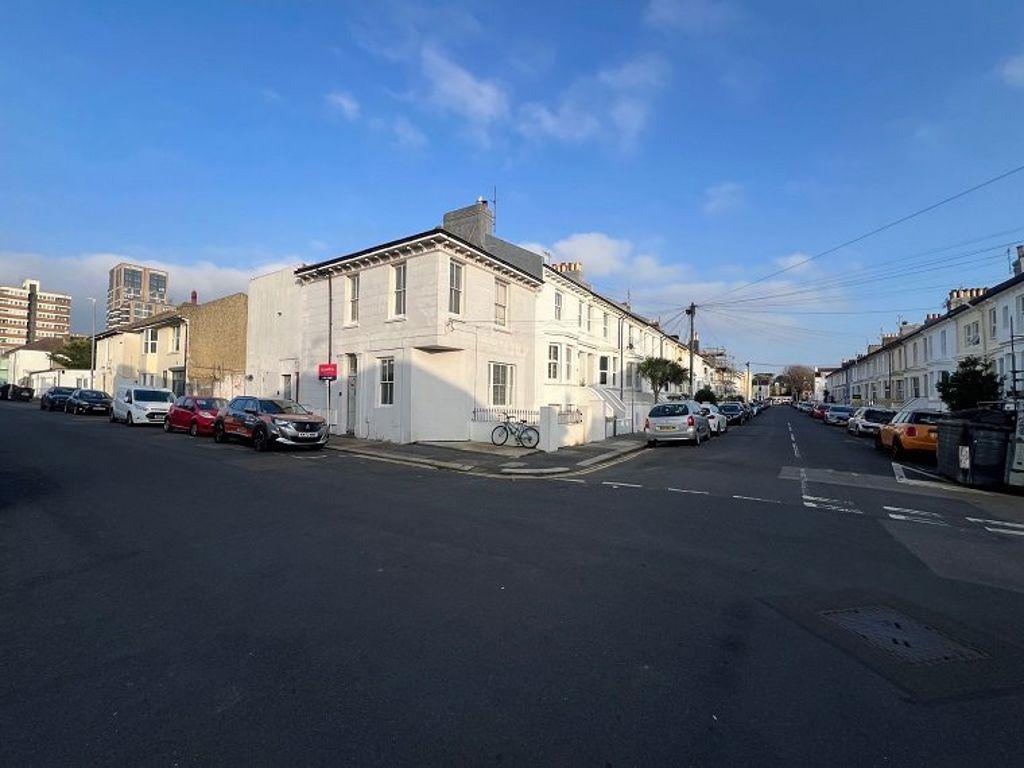 Goldstone Street, Hove, BN3 3RJ. 2 bed flat - £1,400 pcm (£323 pw)