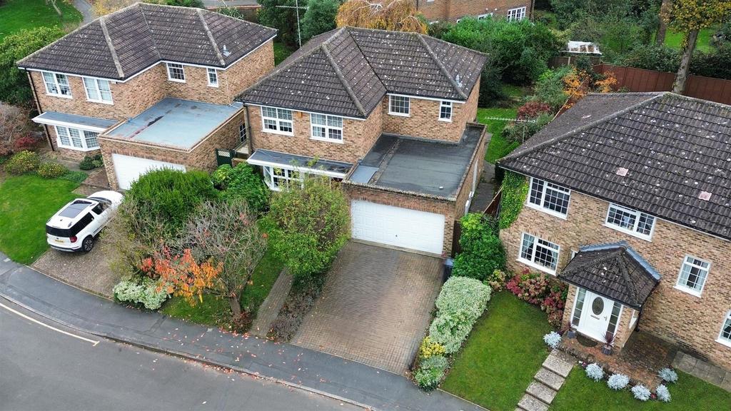 Lancaster Close, Reading 4 bed detached house - £725,000
