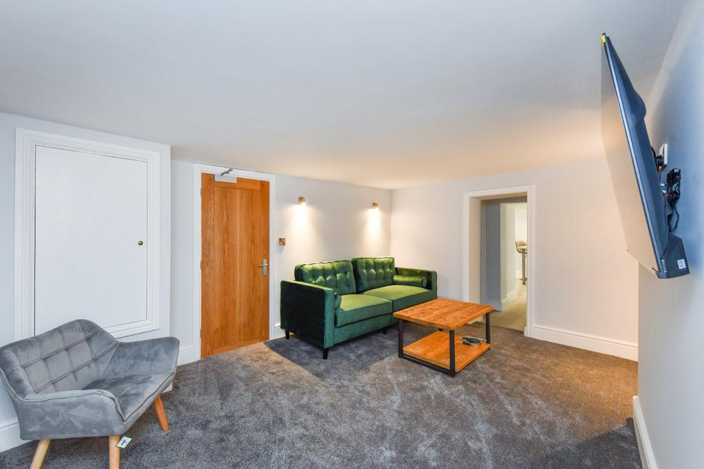 St. James Terrace, Nottingham, NG1 2 bed flat - £1,350 pcm (£312 pw)