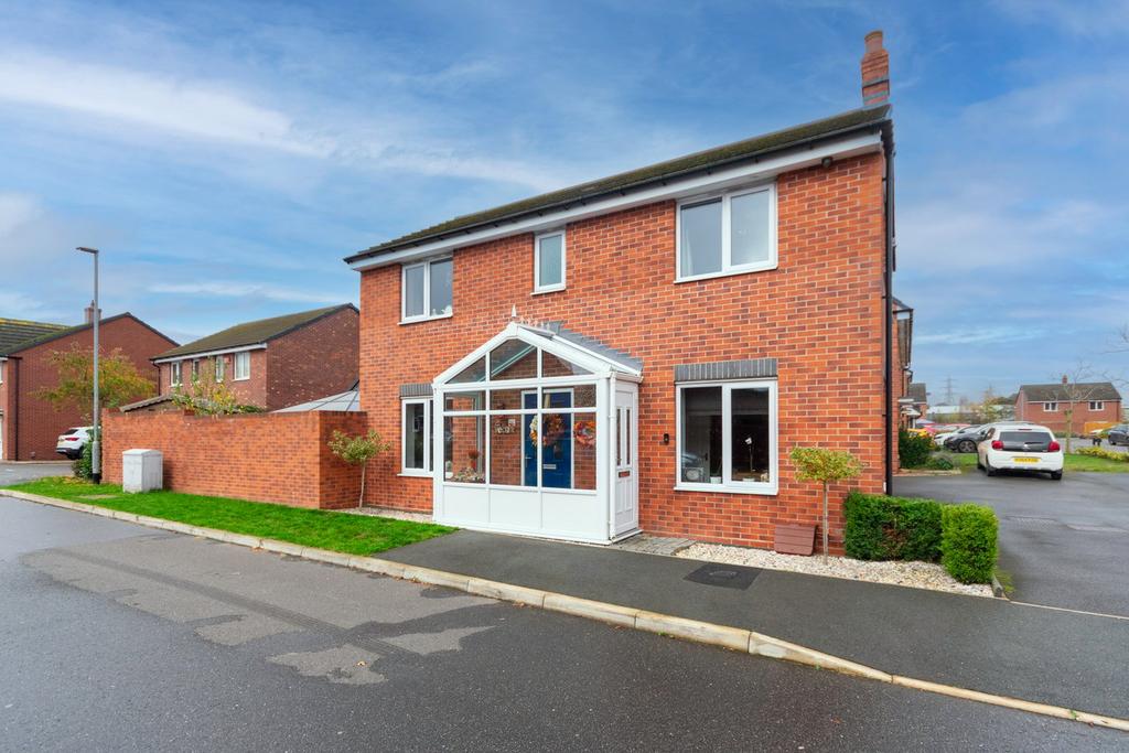 Howdle Road, Burntwood, WS7 3 bed detached house - £310,000