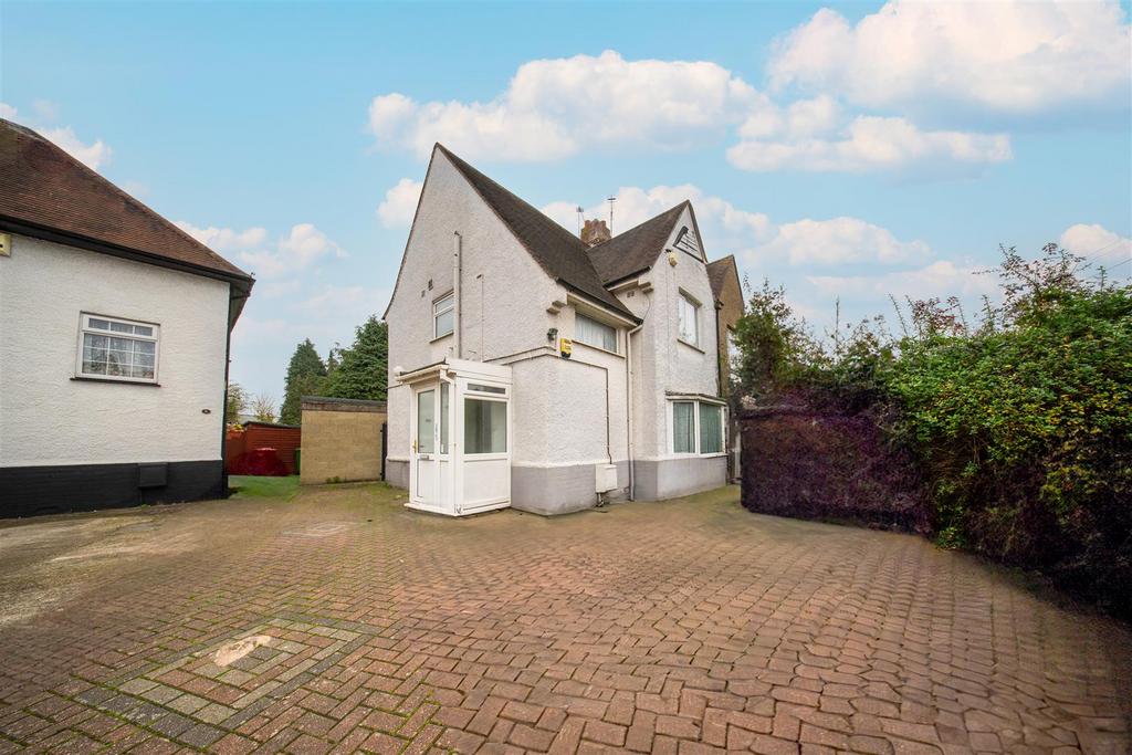 The Close, Slough SL1 3 bed semi-detached house - £1,800 pcm (£415 pw)