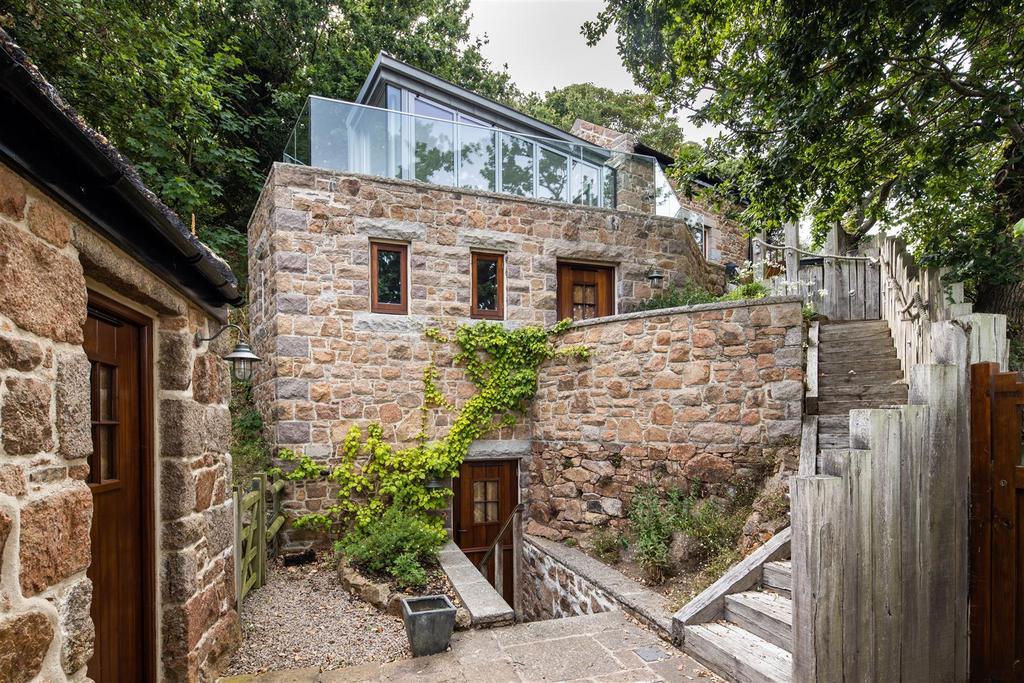 Incredible Historic Property With Sea... 2 bed detached house - £2,050,000