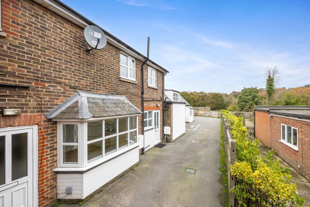 Crowborough Hill, Crowborough, TN6 2 bed maisonette - £230,000